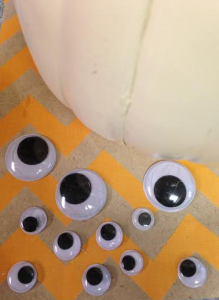 DIY Halloween Peeper Pumpkin ~ Safe way for kids to decorate a pumpkin