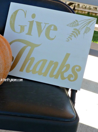 Easy Thanksgiving Sign #Fall #DIY – A Thrifty Mom