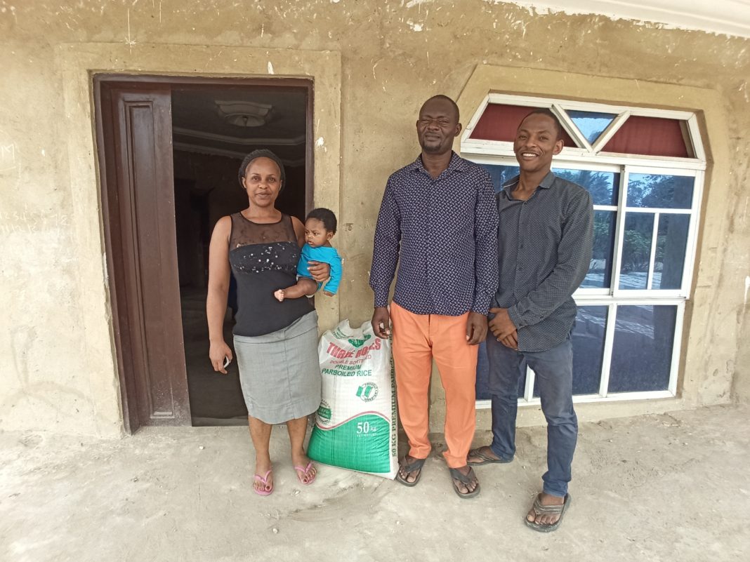 Bag of Rice Project #81 -A visit to the Okon family – A Thrifty Mom