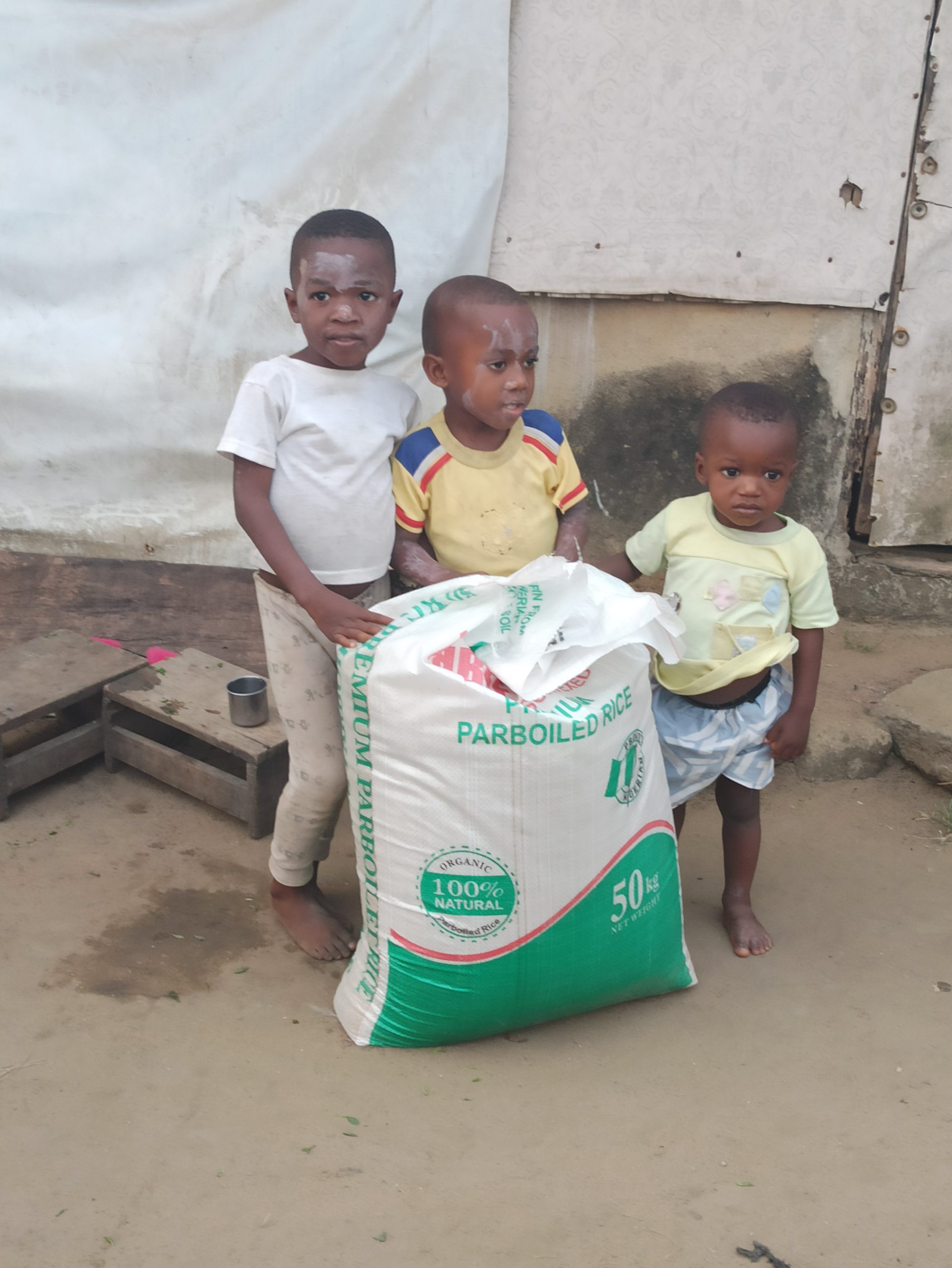 Bag of Rice Project #64 -A visit to the Akpan family - A Thrifty Mom