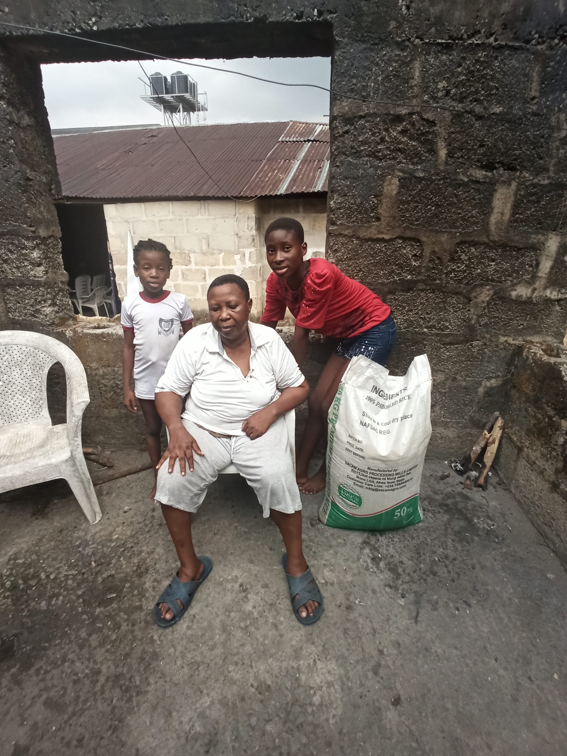 Bag of Rice Project #93 -A visit Okon family - A Thrifty Mom