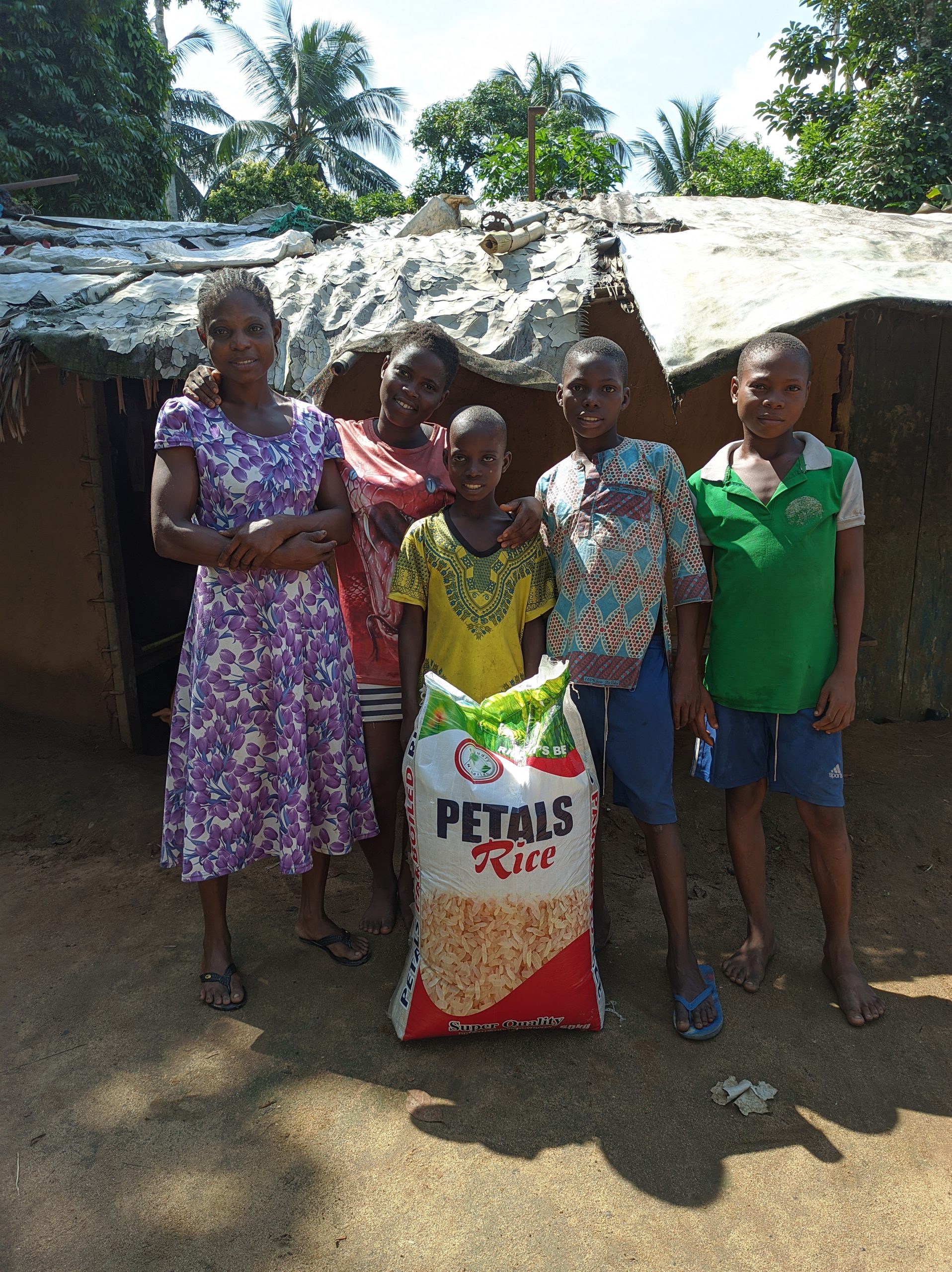 Bag of Rice Project #154 -A visit to the Obediah family - A Thrifty Mom ...