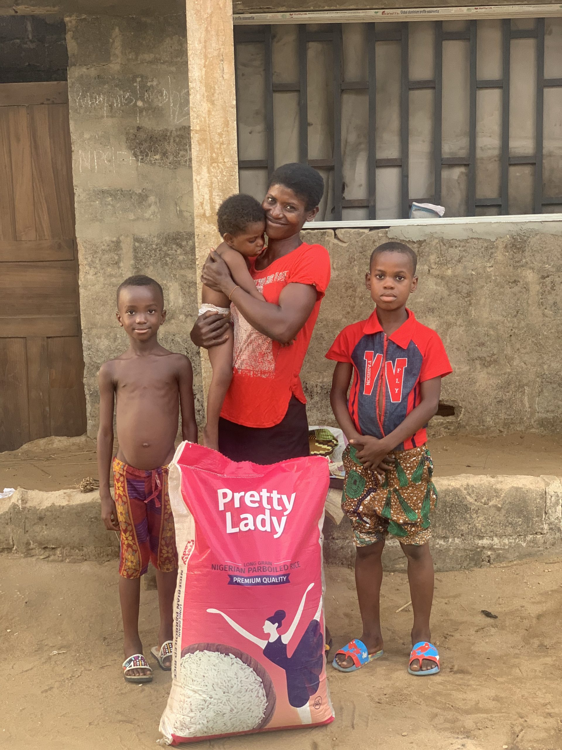 Bag of Rice Project #411 -A visit to the Jonah family – A Thrifty Mom