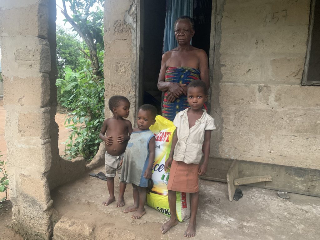 Bag of Rice Project #430 -A visit to the Bassey family – A Thrifty Mom