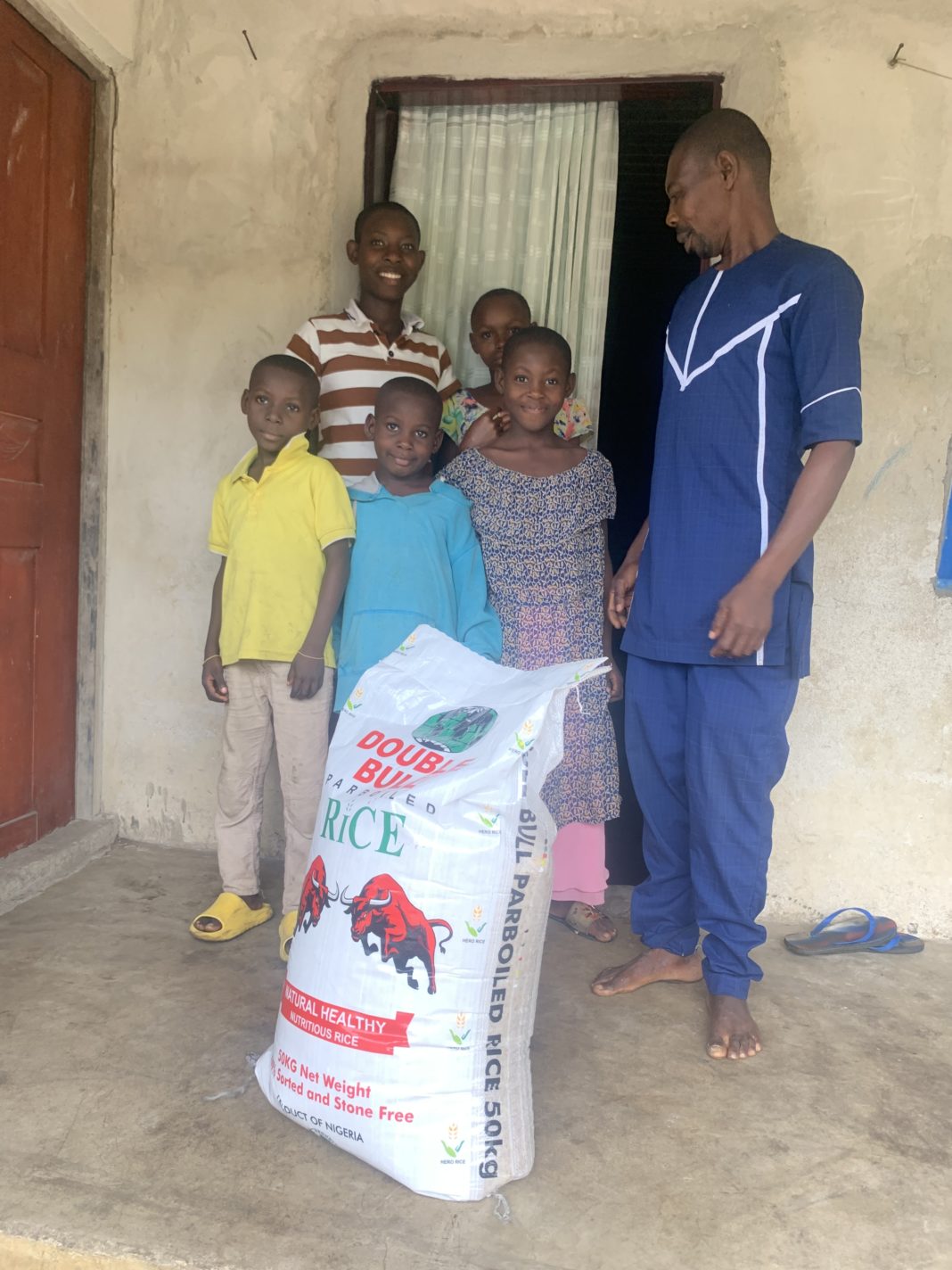 Bag of Rice Project #453 -A visit to the Effiong family – A Thrifty Mom