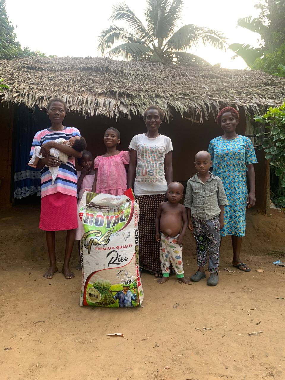 Bag of Rice Project #477 -A visit to the Enyewan family – A Thrifty Mom