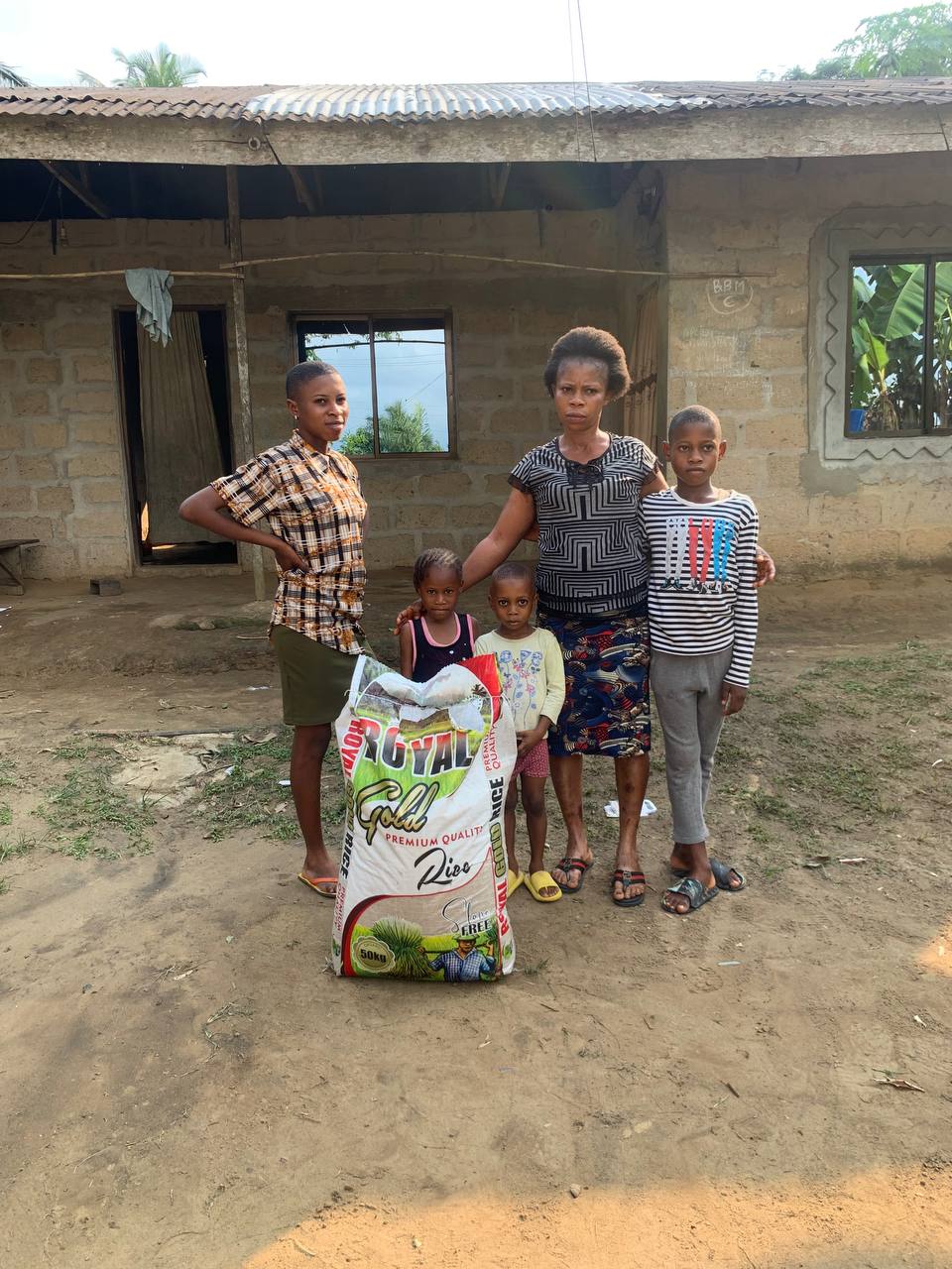 Bag of Rice Project #487 -A visit to the Dan family - A Thrifty Mom ...