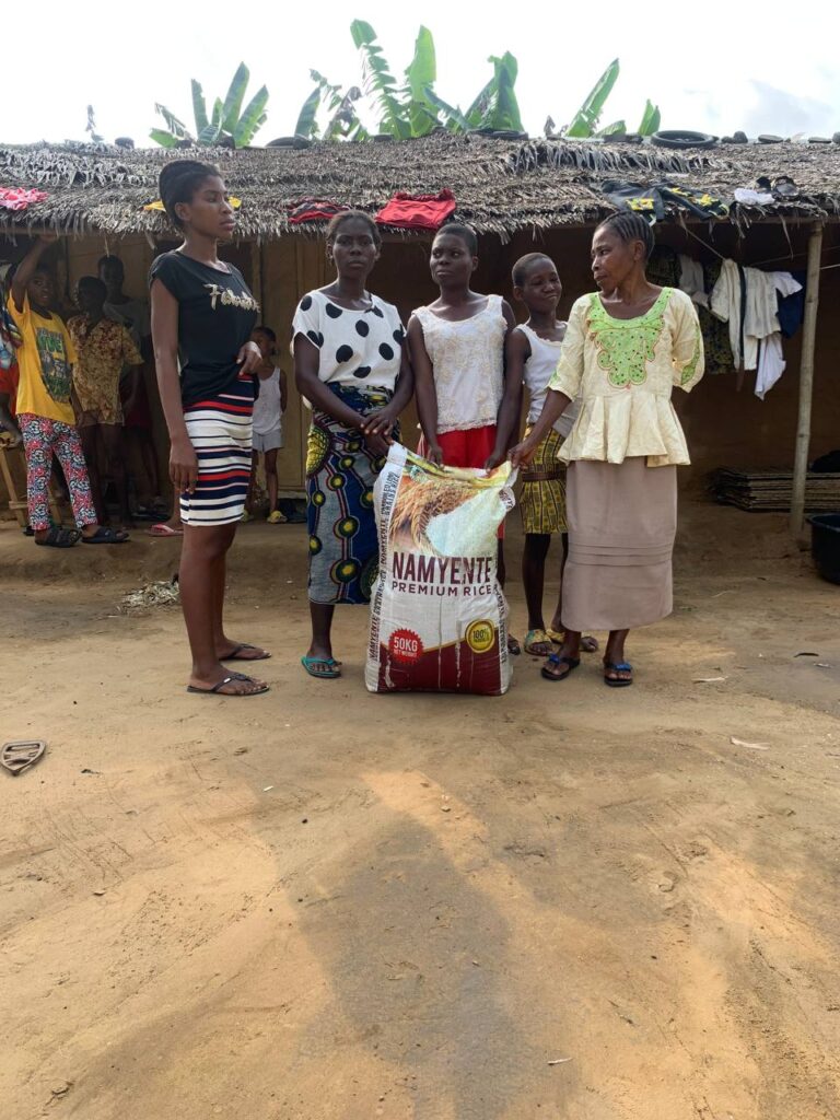 Bag of Rice Project #484 -A visit to the Bassey family – A Thrifty Mom