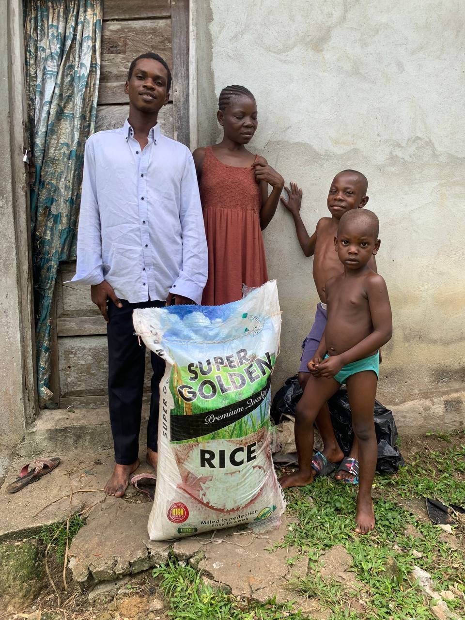 Bag of Rice Project #506 -A visit to the Iniese family - A Thrifty Mom