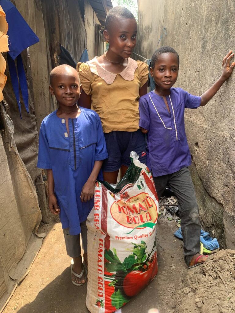 Bag of Rice Project #571 -A visit to the Abasi family – A Thrifty Mom