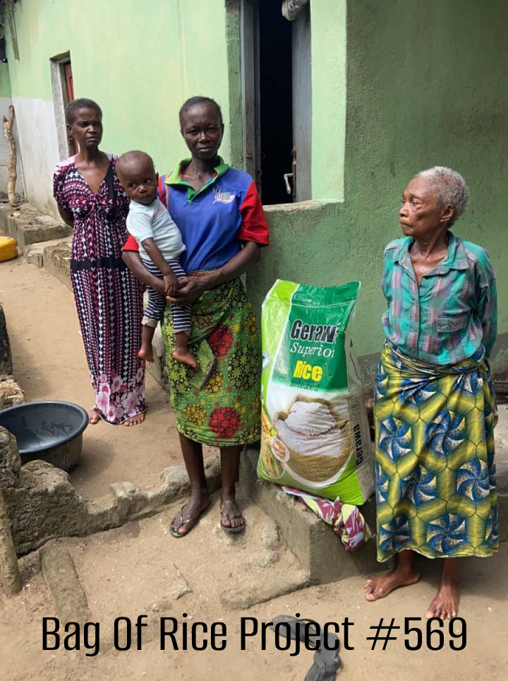 Bag of Rice Project #569 -A visit to the Akunna family – A Thrifty Mom