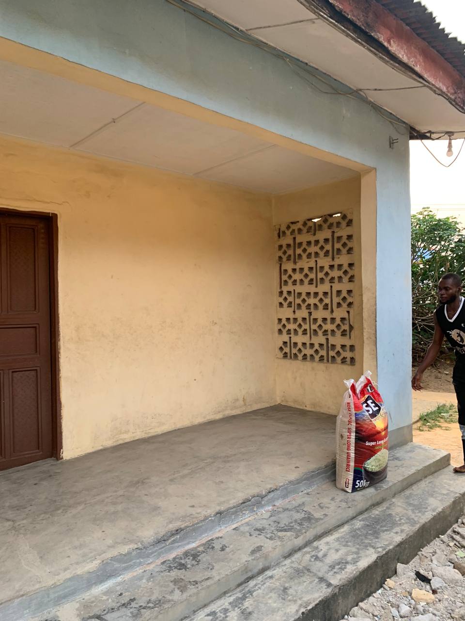 Bag of Rice Project #589 -A visit to the Okon family – A Thrifty Mom